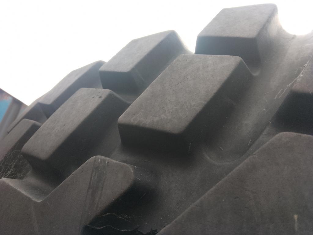 Hjulsett BKT Industrihjul m/pigg & u/pigg | Landbruksauksjon.no